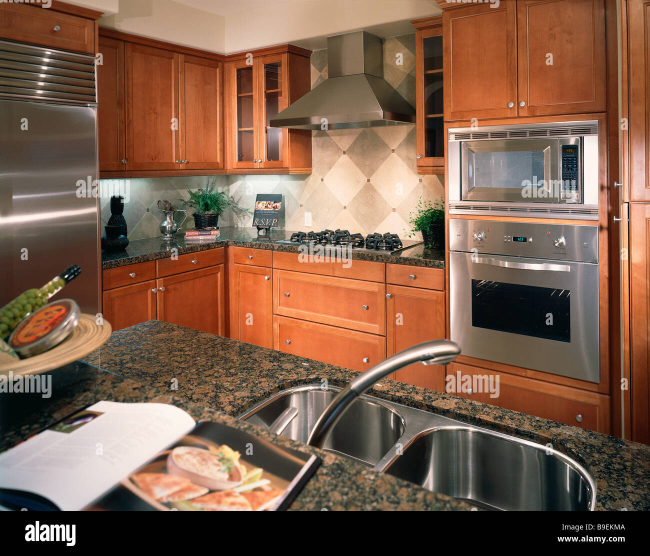 Traditional kitchen with granite countertops Stock Photo - Alamy