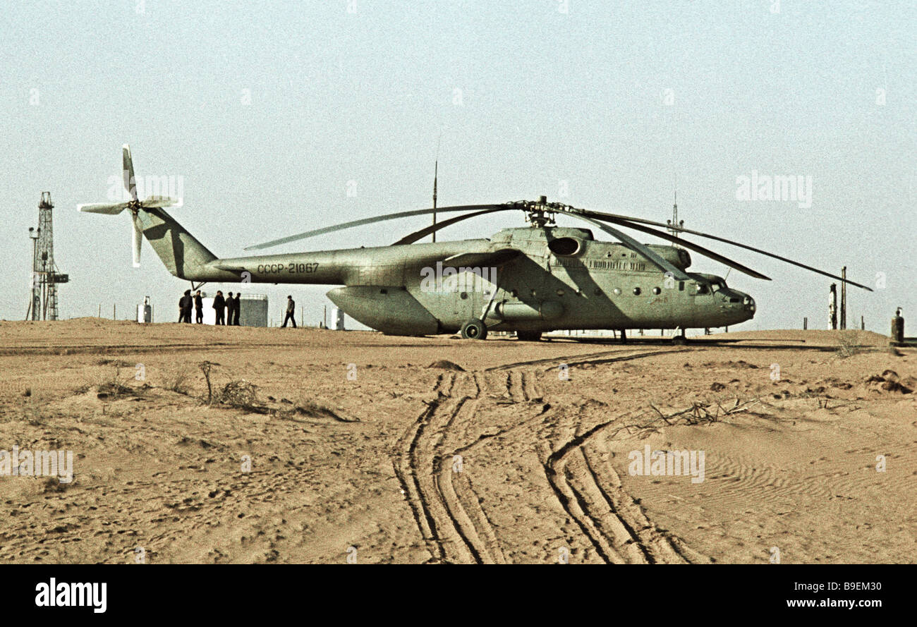 MI 6 helicopter hauling cargoes to the Severny Naip gas field in the ...