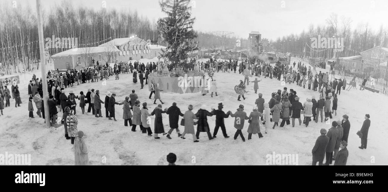 Muscovites marking the News Year in the Izmailovo Park Stock Photo - Alamy