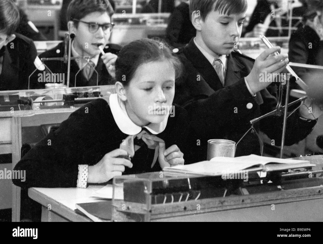Physics lesson at school Stock Photo - Alamy