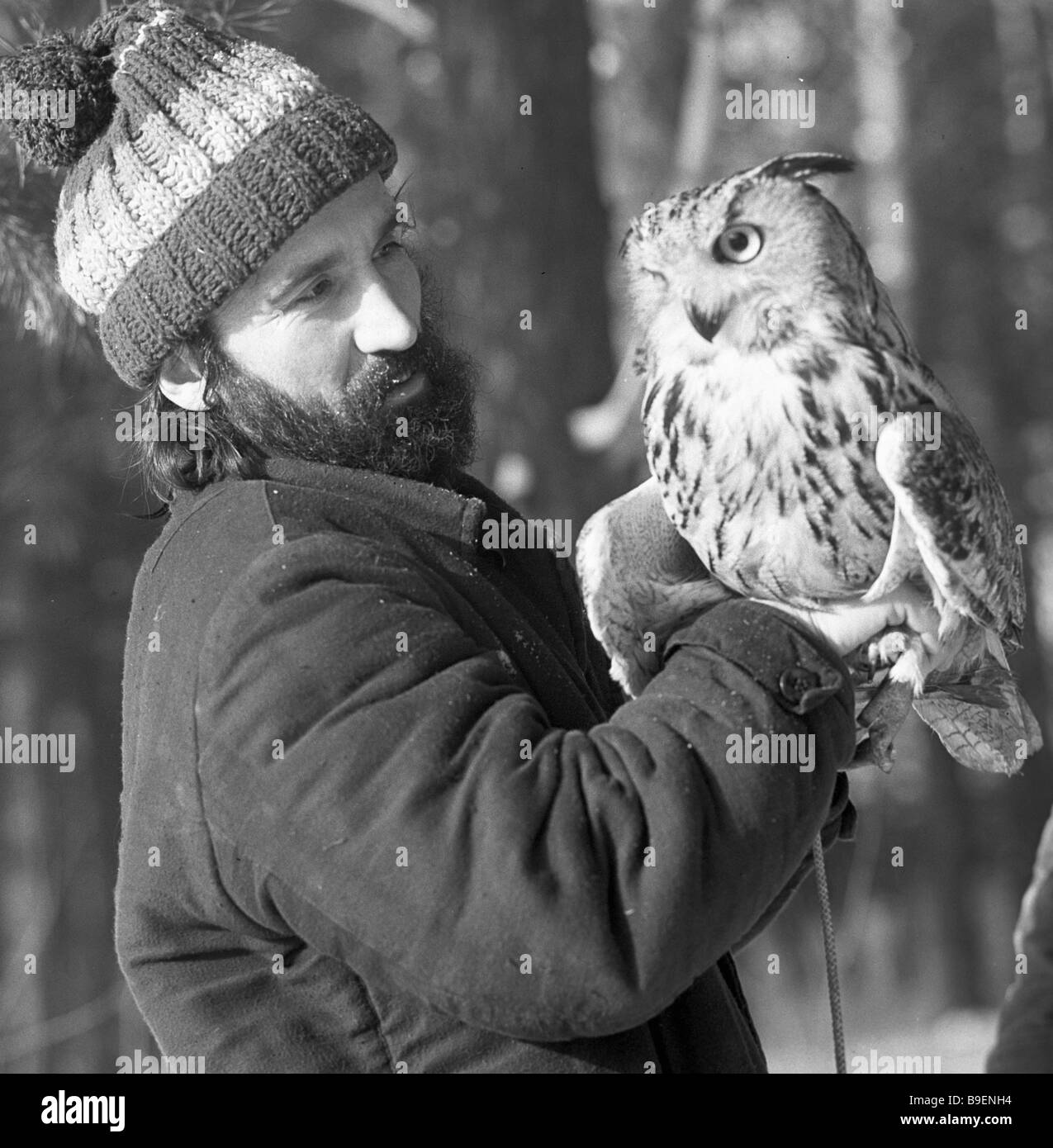 An animal trainer with his eagle owl Stock Photo - Alamy