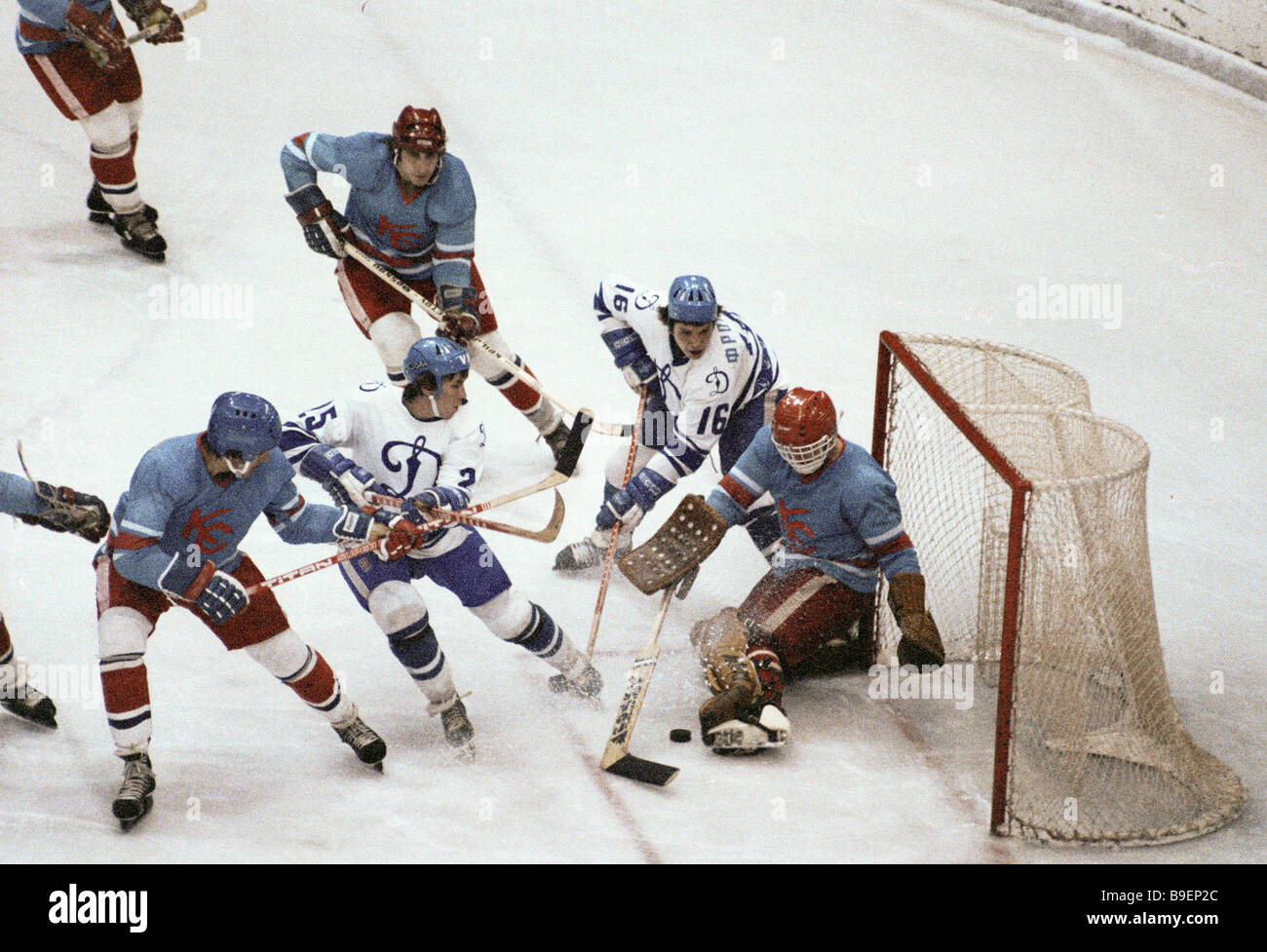The Dynamo Moscow Soviet Wings Moscow match at the USSR ice hockey ...