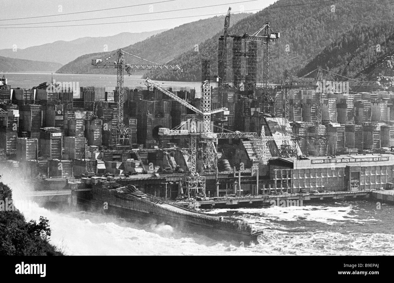 Zeya hydroelectric power station dam constructed in the conditions of ...