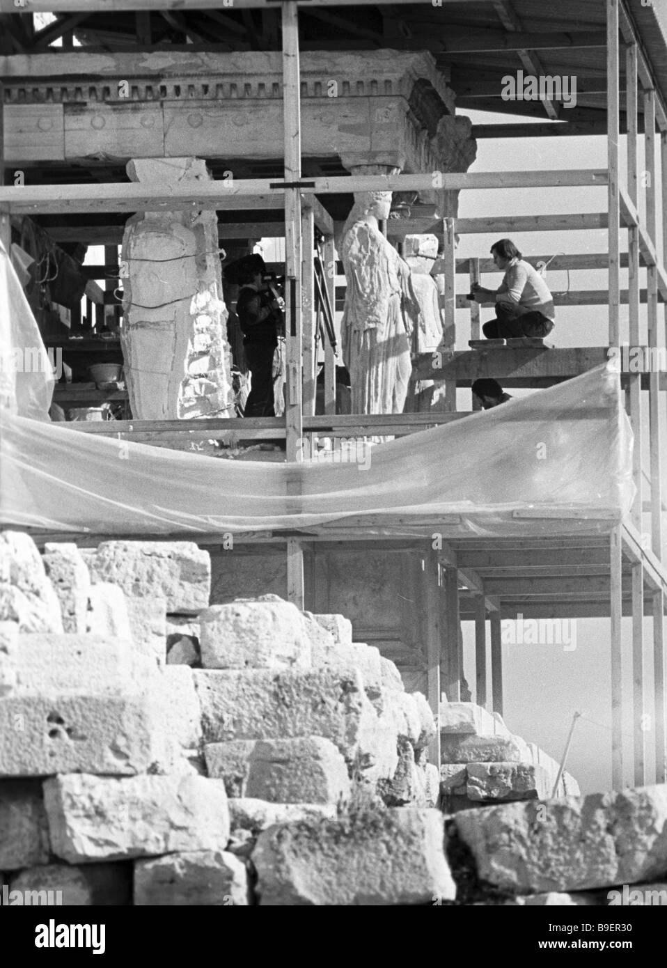 Restoring the ancient Acropolis Temple Stock Photo - Alamy