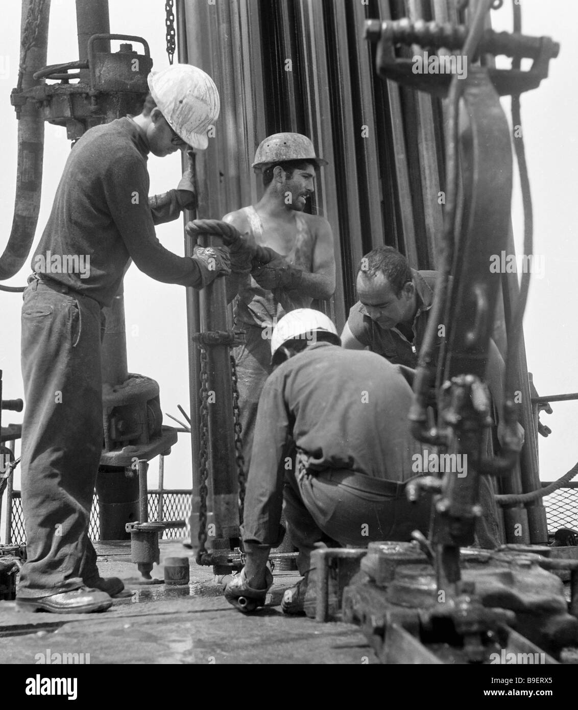 Drilling rig operators at the Hassi Messaud field Stock Photo - Alamy