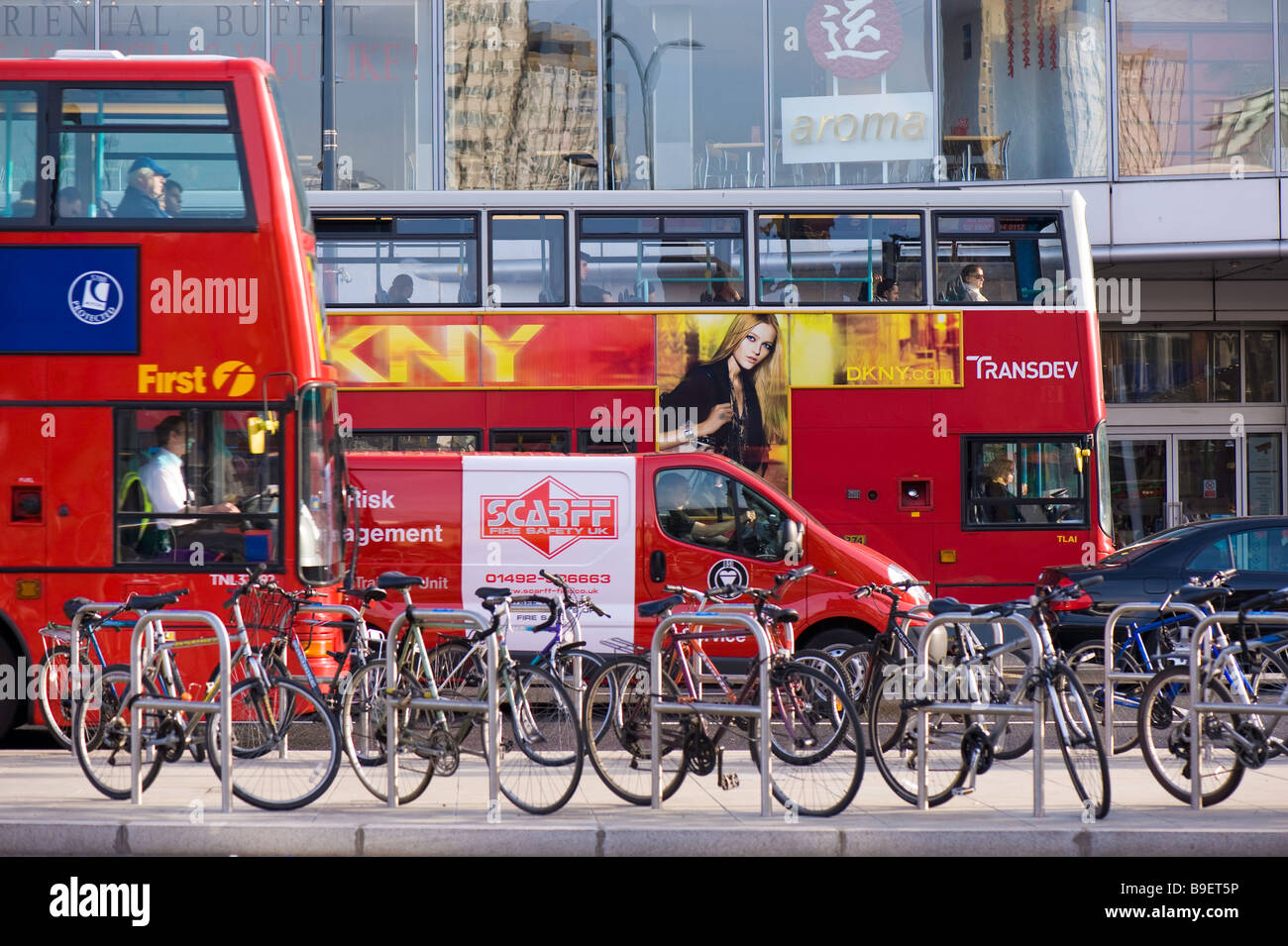 Double decker buses london hi-res stock photography and images - Alamy