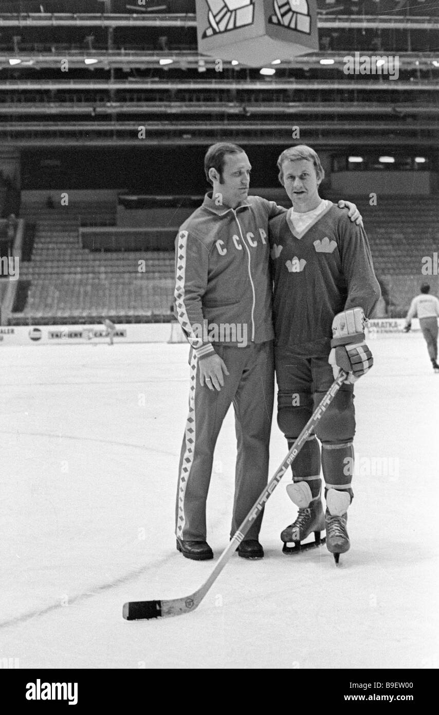Ice hockey players Vladimir Petrov of the Soviet team left and Per Olaf ...