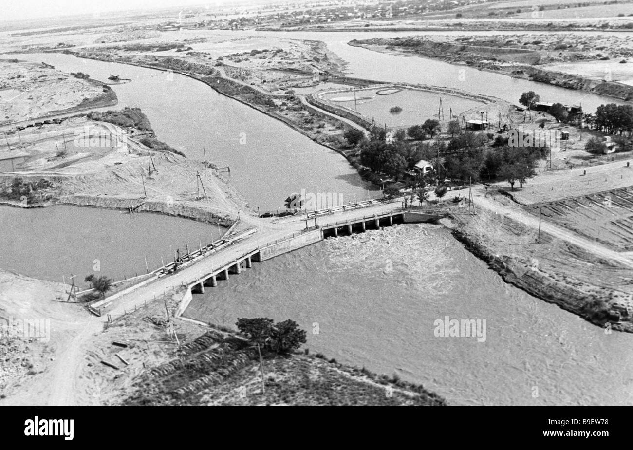 A dam of the Karakum canal Stock Photo - Alamy