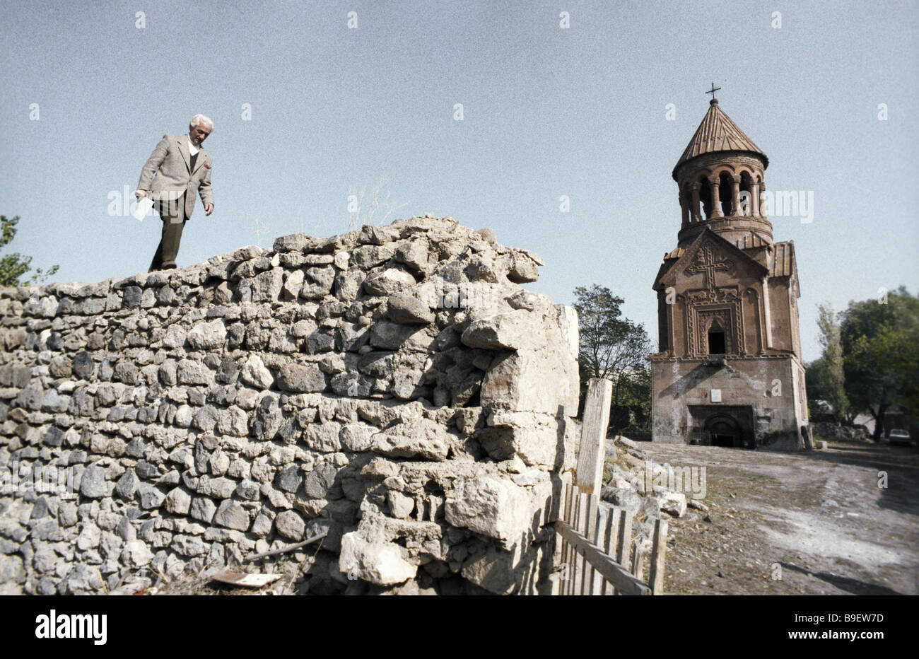 Architect Armen Zaryan on an excursion to old constructions in Yerevan ...