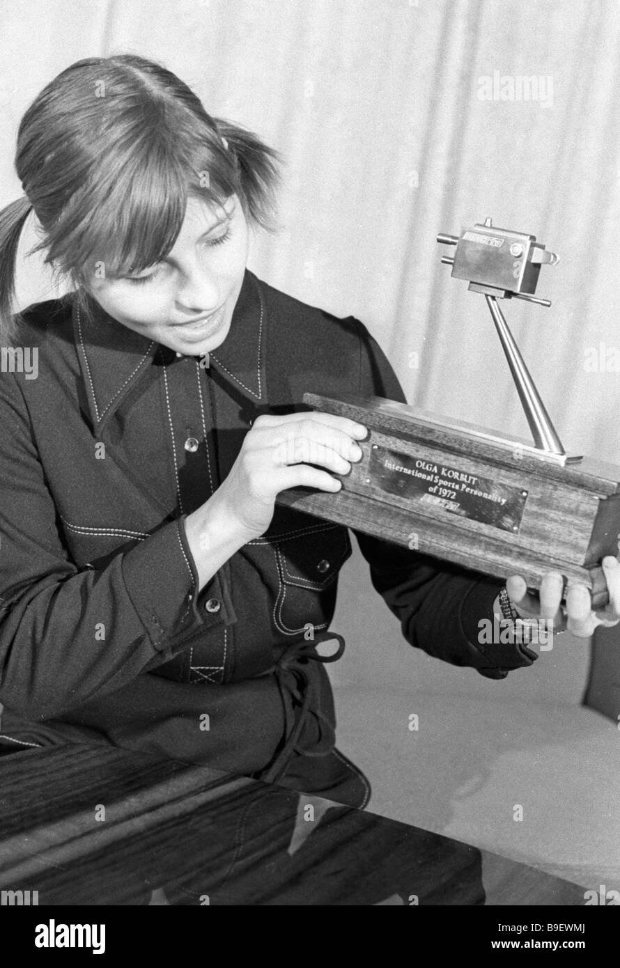 Three time world champion Olga Korbut handling BBC prize given to the ...