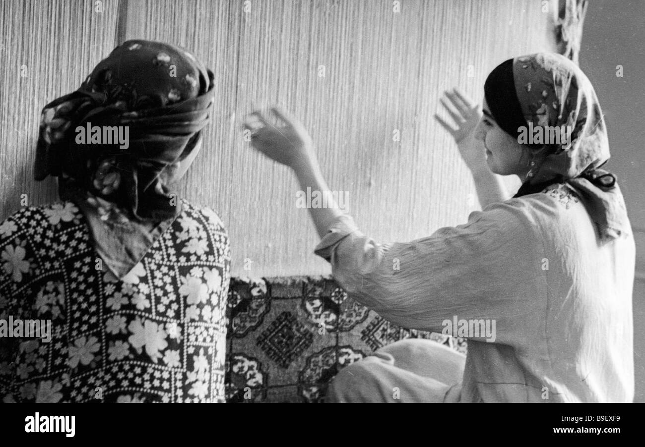 Rug factory weavers at work Stock Photo - Alamy