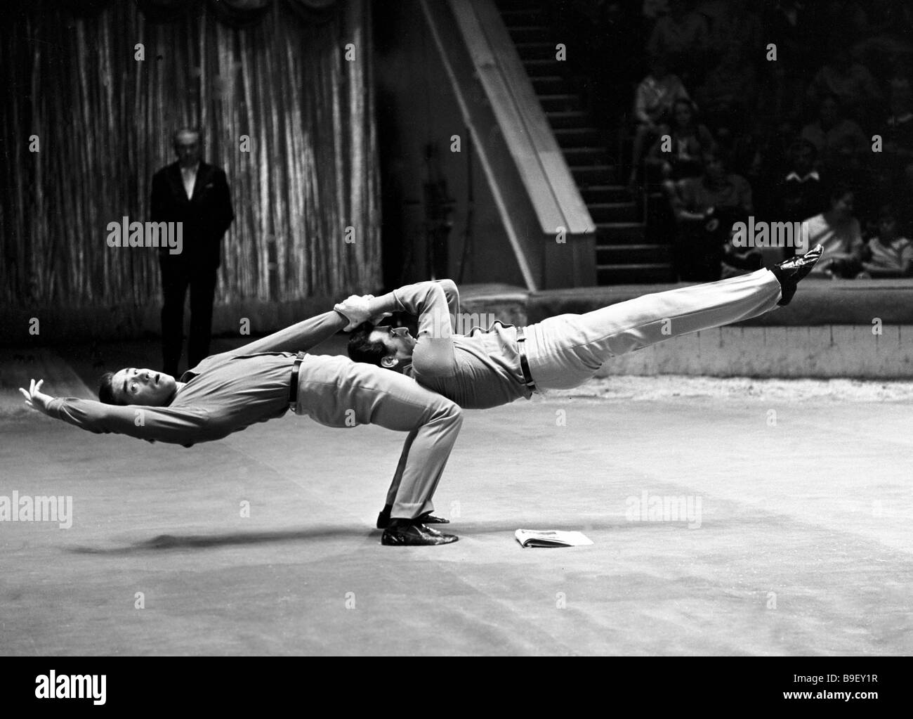 Acrobats And Circus Black and White Stock Photos & Images - Alamy