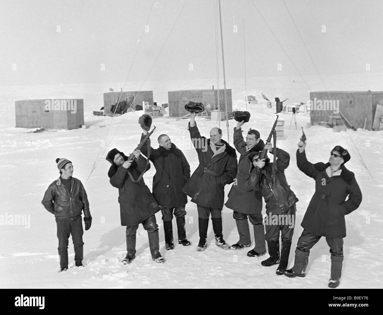 Polar explorers raising the state flag at the North Pole 17 drifting ...