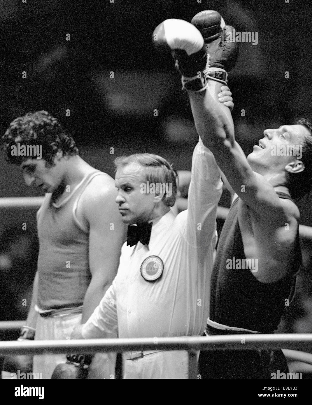 The referee declares the winner Stock Photo - Alamy