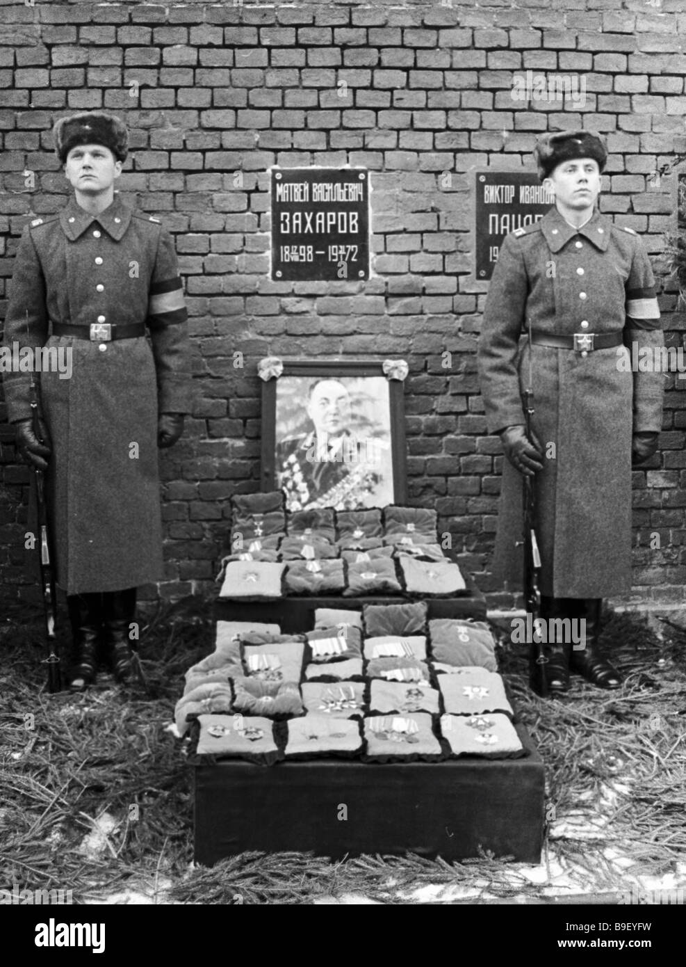 Soldiers of the guards of honor at the grave of the Soviet Union ...