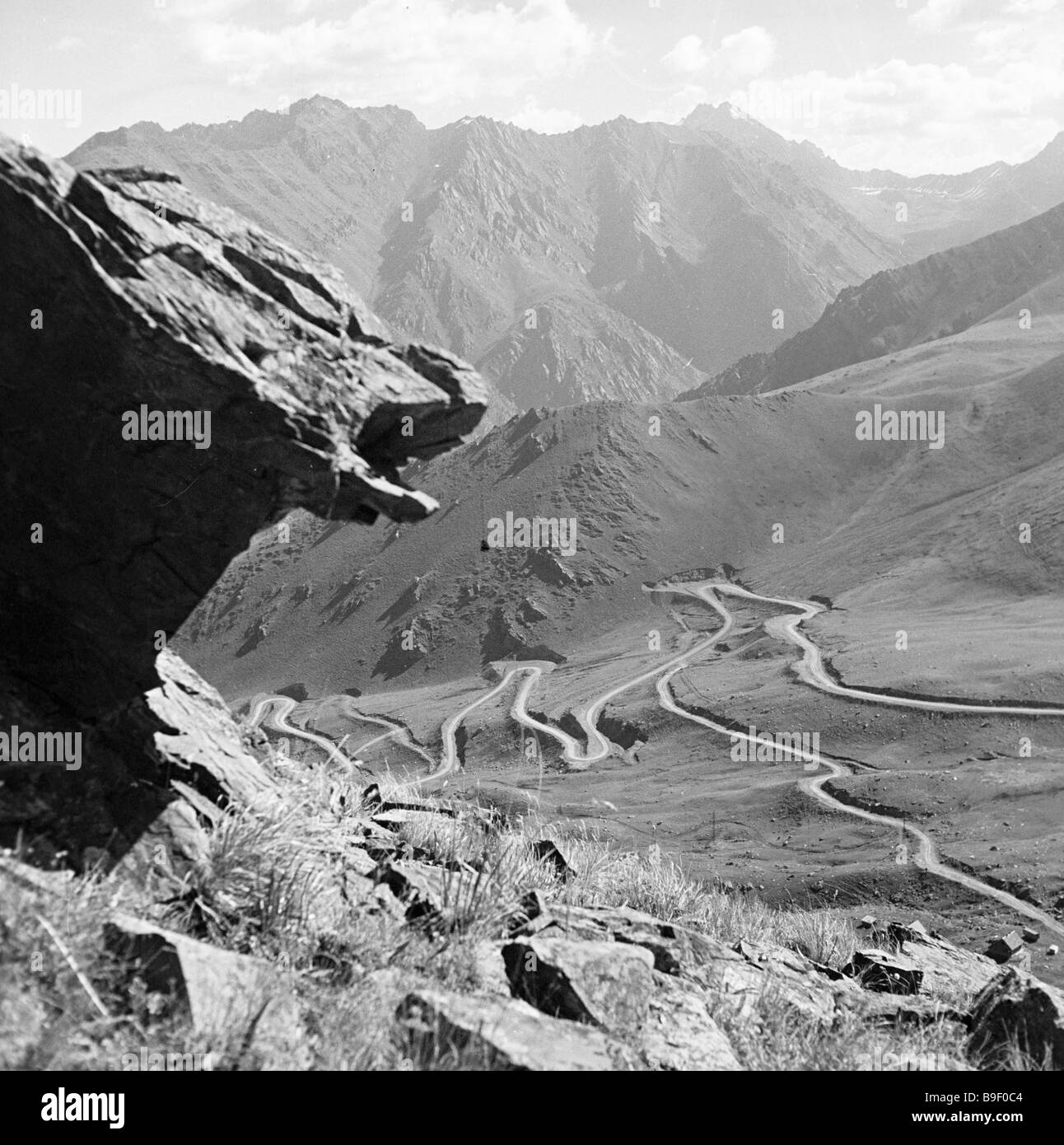 A section of the Frunze Osh motor highway passing through the Ferghana ...