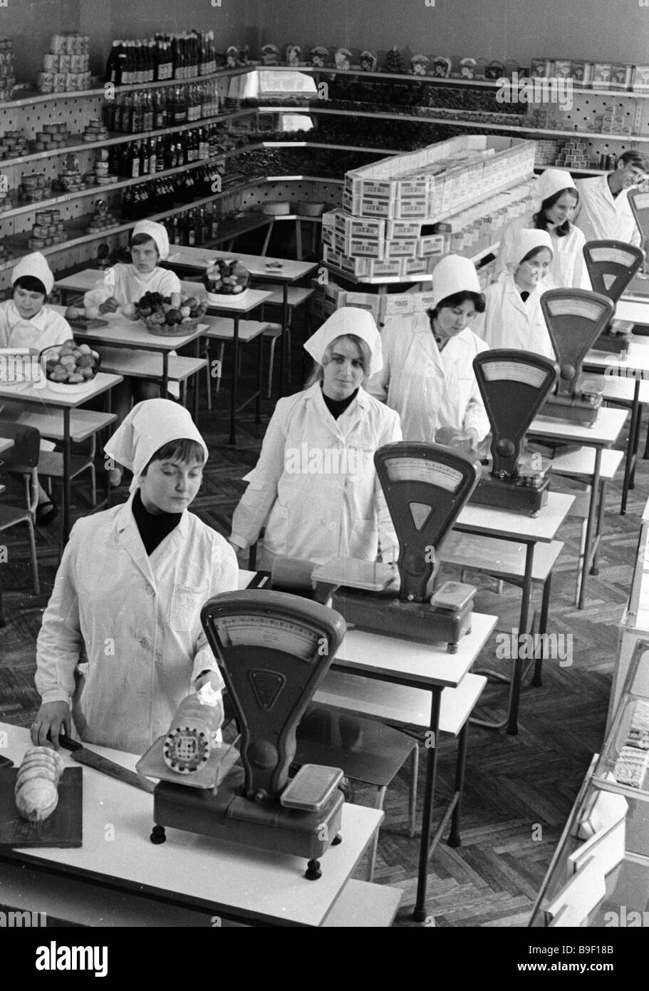 Students of the Cooperative Trade Technical School at the commodities ...