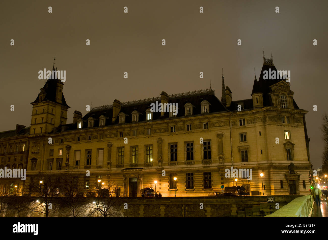 Paris traditional hi-res stock photography and images - Alamy