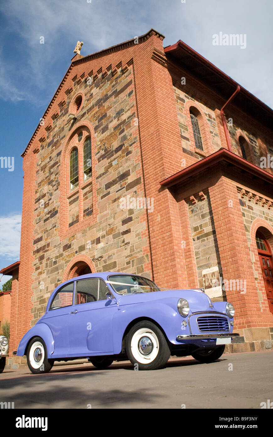 Couple arrive in car hi-res stock photography and images - Alamy