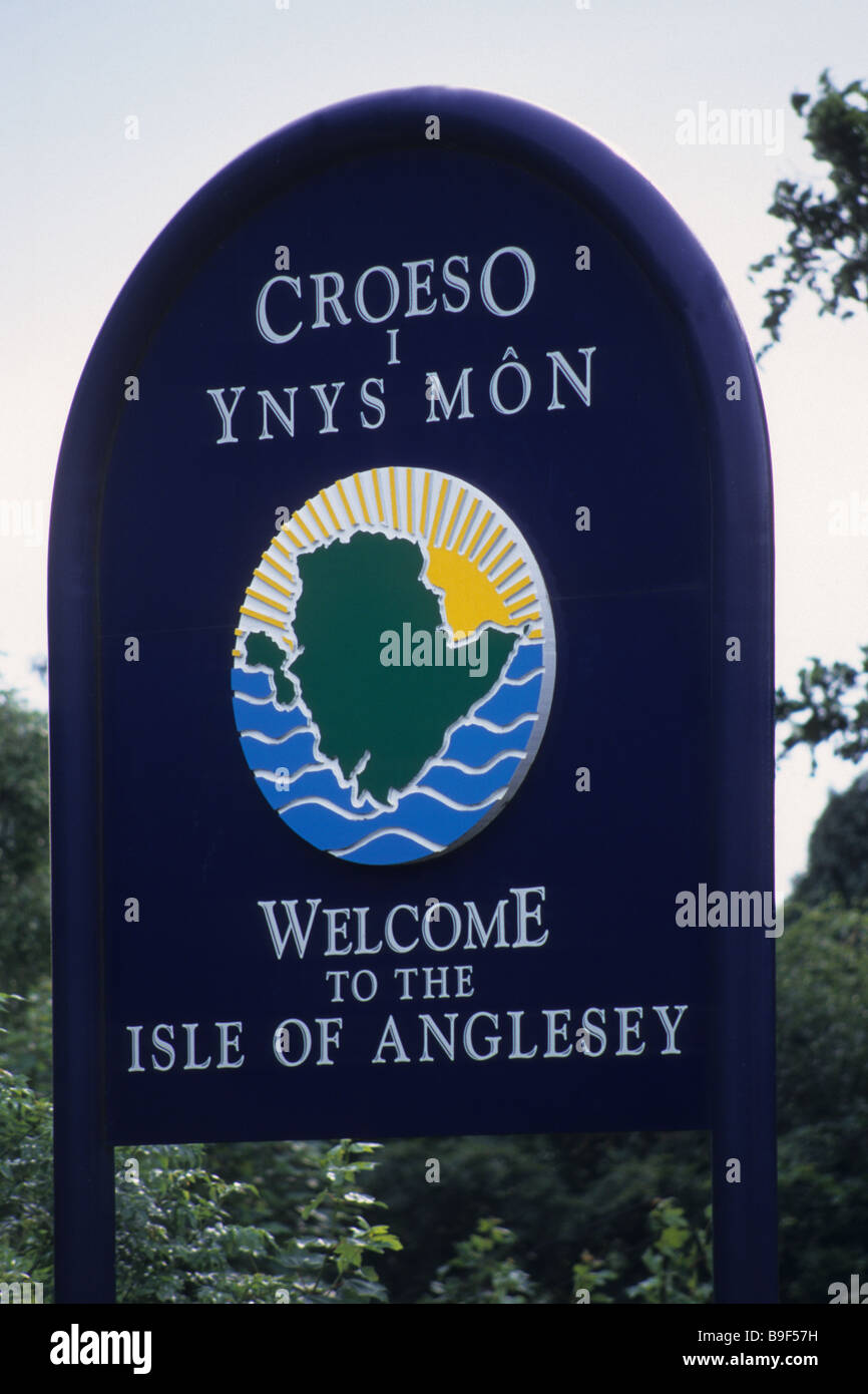 Welcome to wales road sign hi-res stock photography and images - Alamy