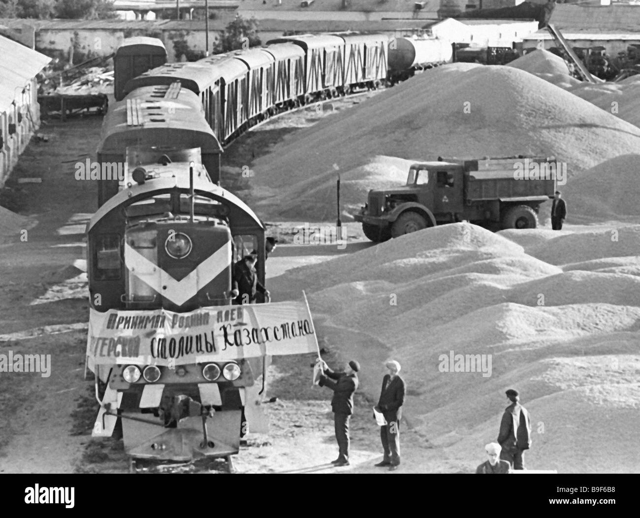 Loading grain onto rail cars Stock Photo - Alamy