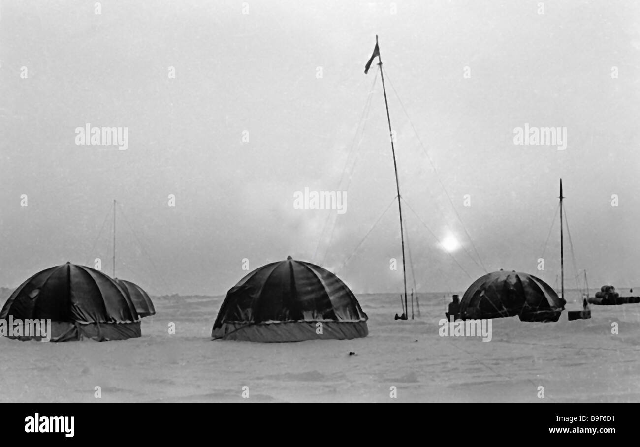 The Severny Polyus 19 drifting station Stock Photo - Alamy
