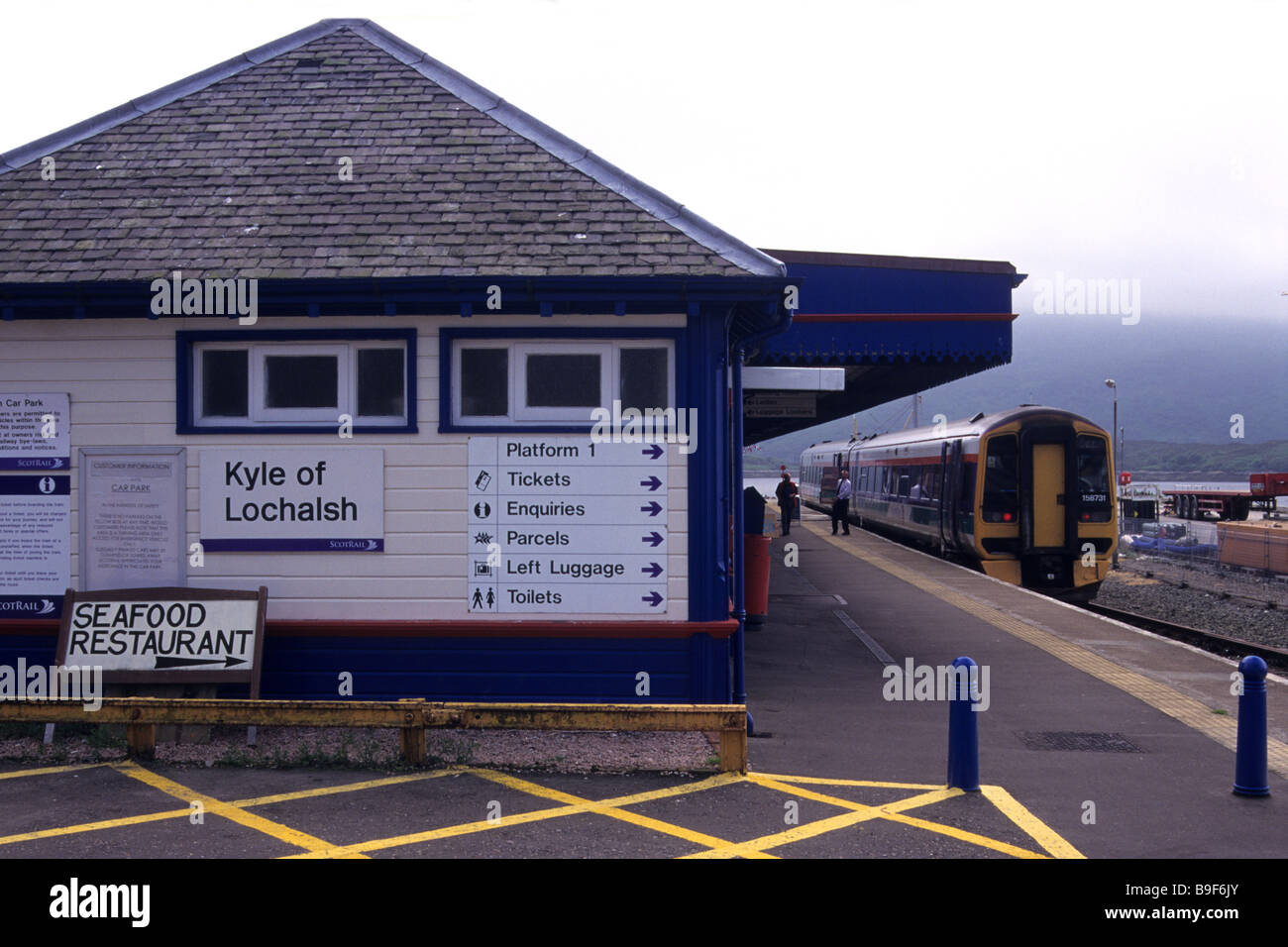 Kyle of lochalsh railway station hi-res stock photography and images ...