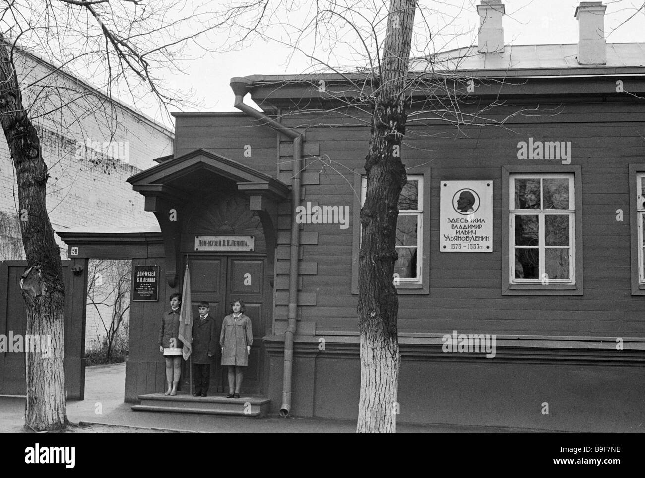 Pioneers in a guard of honor in Vladimir Lenin house museum Stock Photo ...