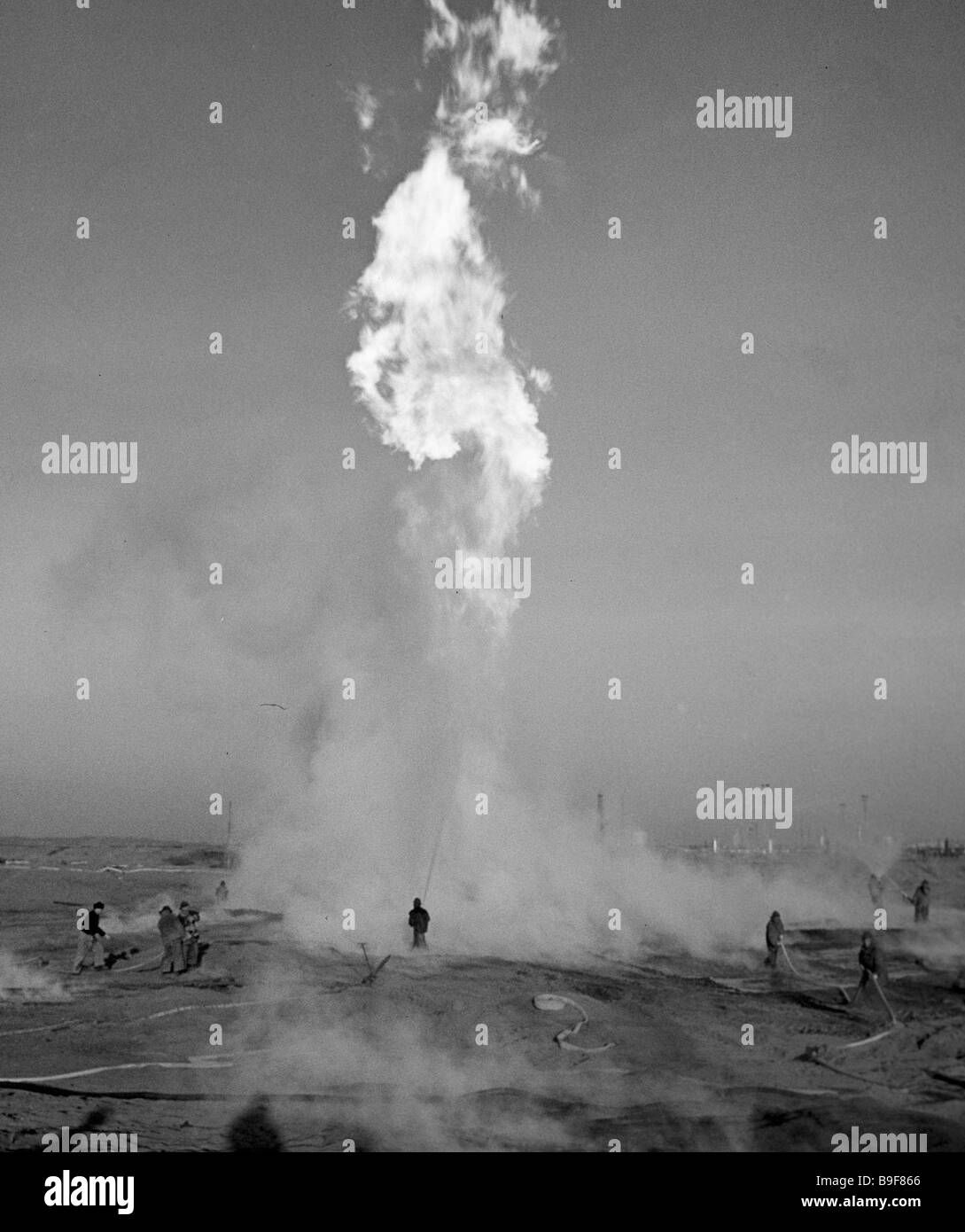 Extinguishing oil well fire Stock Photo - Alamy