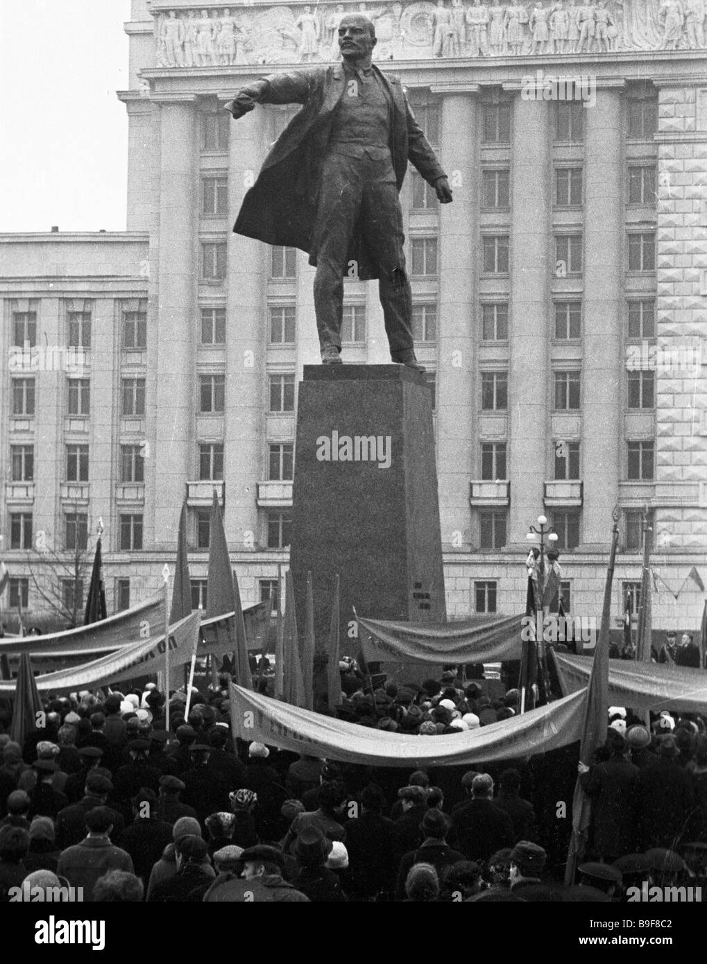 Unveiling a monument to Vladimir Lenin sculpted by Mikhail Anikushin in ...
