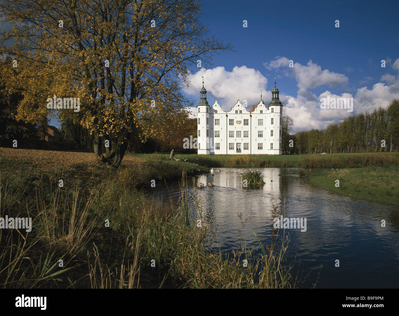 Schloss ahrensburg palace ahrensburg holstein hi-res stock photography ...