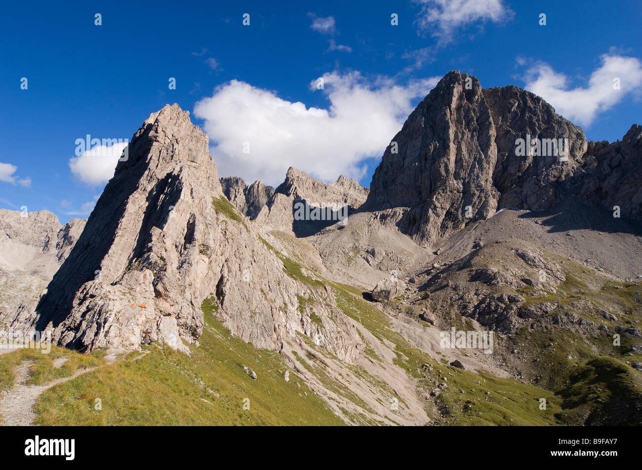 Clouds over ranges hi-res stock photography and images - Alamy