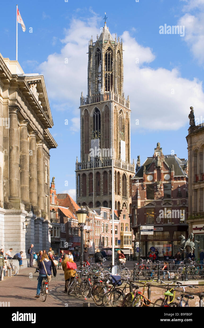 Photos of people on the street hi-res stock photography and images - Alamy