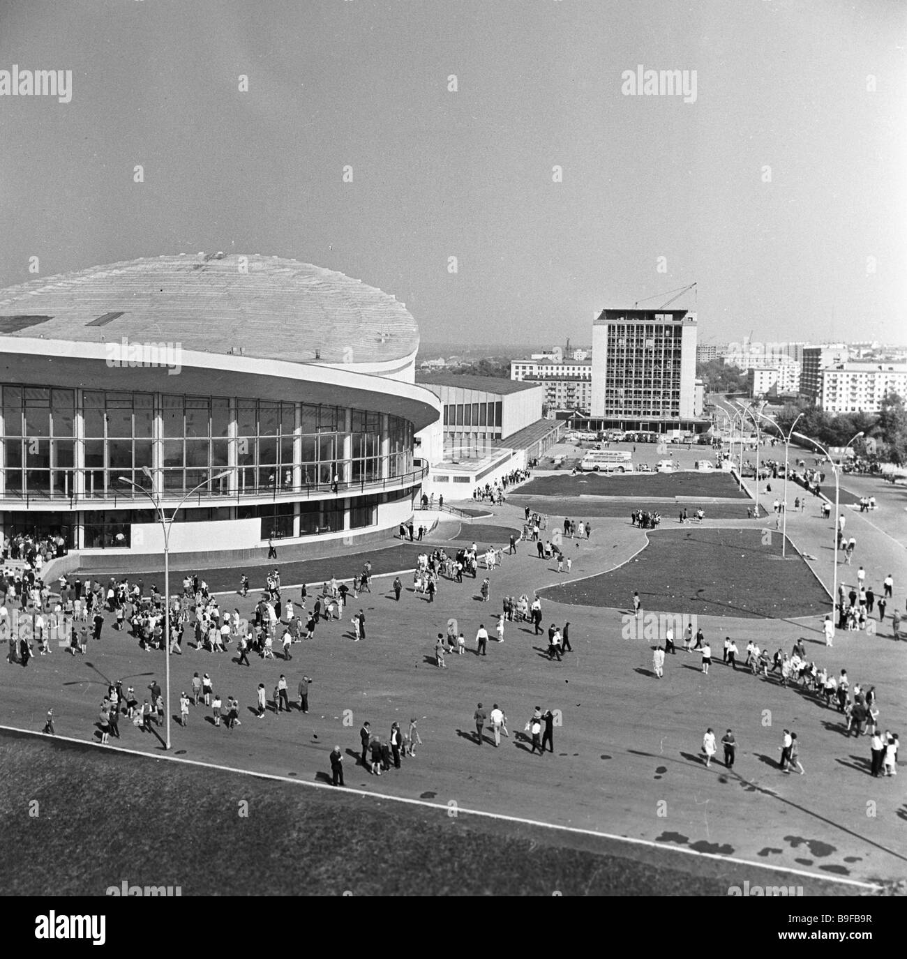 The square at the circus building in Samara Stock Photo - Alamy