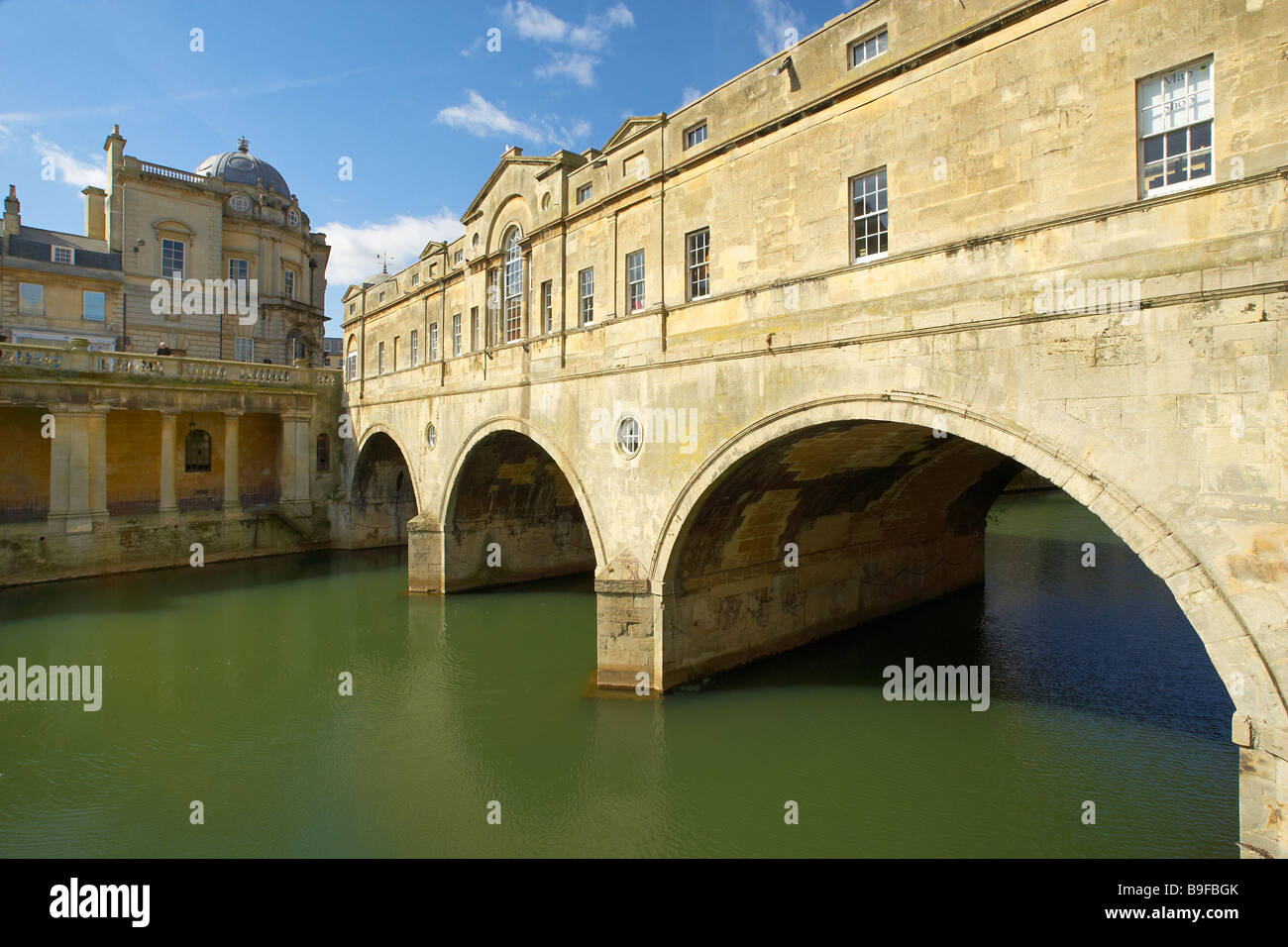 The historic Pulteney Bridge in Bath, UK, spans the River Avon with its ...
