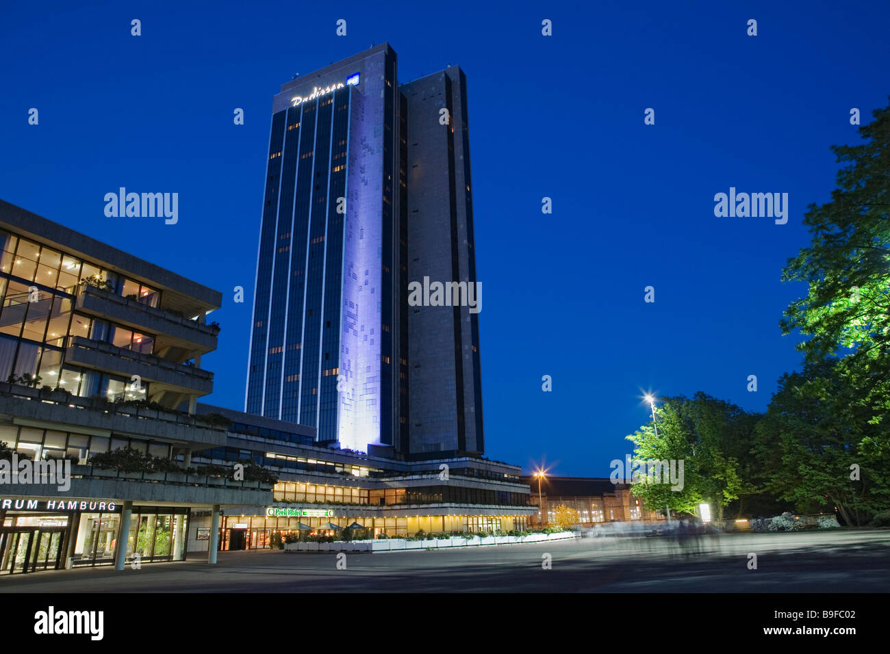 Hotel building against dusky sky, Radisson Hotel, Hamburg, Germany ...