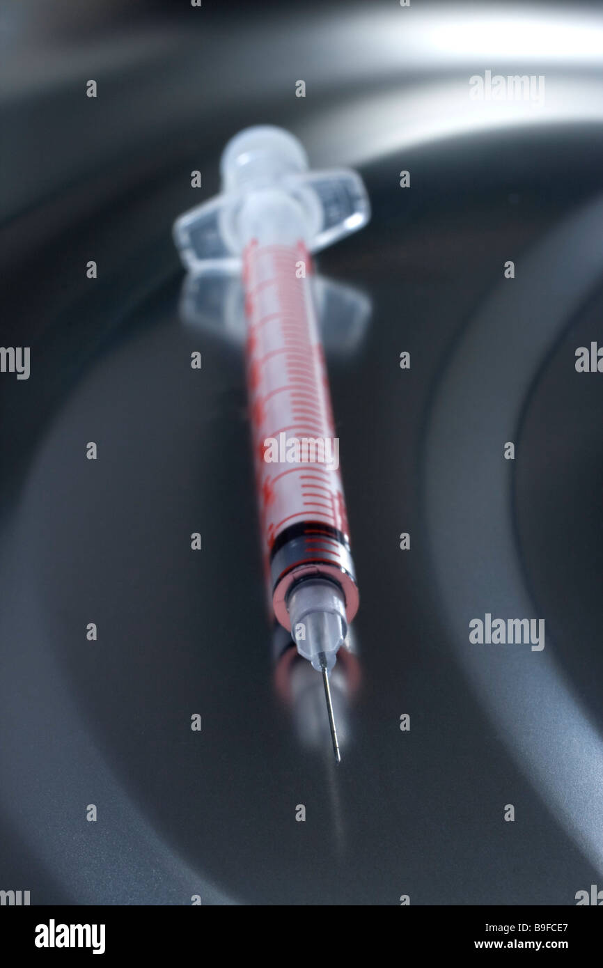 Kidney dish and syringe hi-res stock photography and images - Alamy