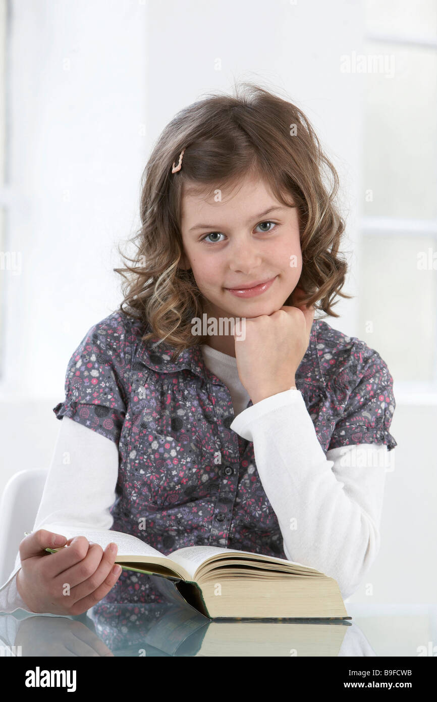 Girl looking colouring book hi-res stock photography and images - Alamy