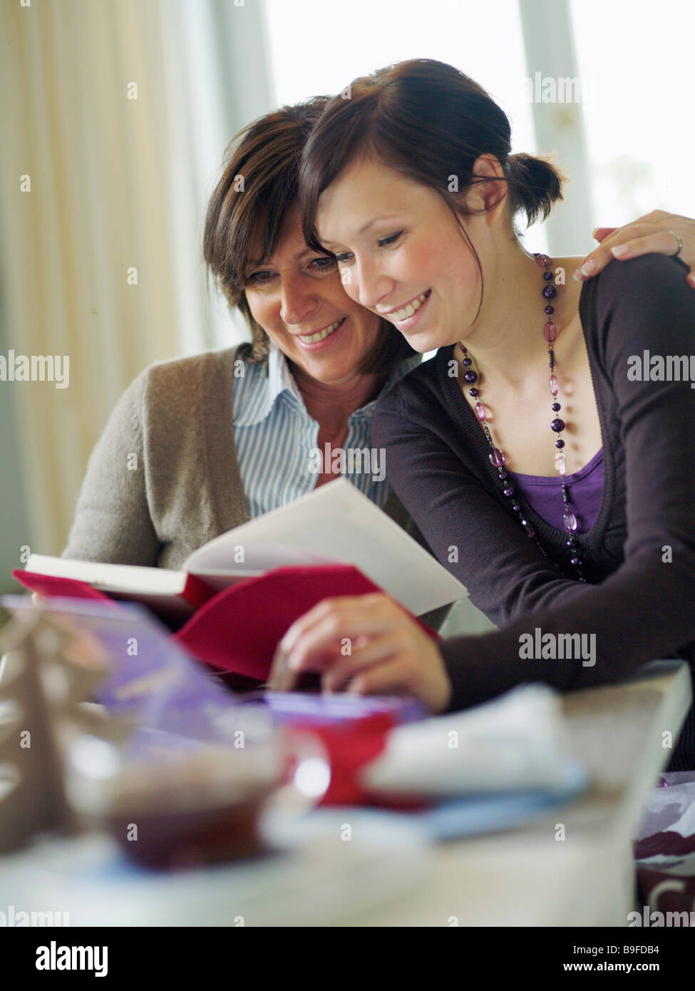 Family sat round table hi-res stock photography and images - Alamy