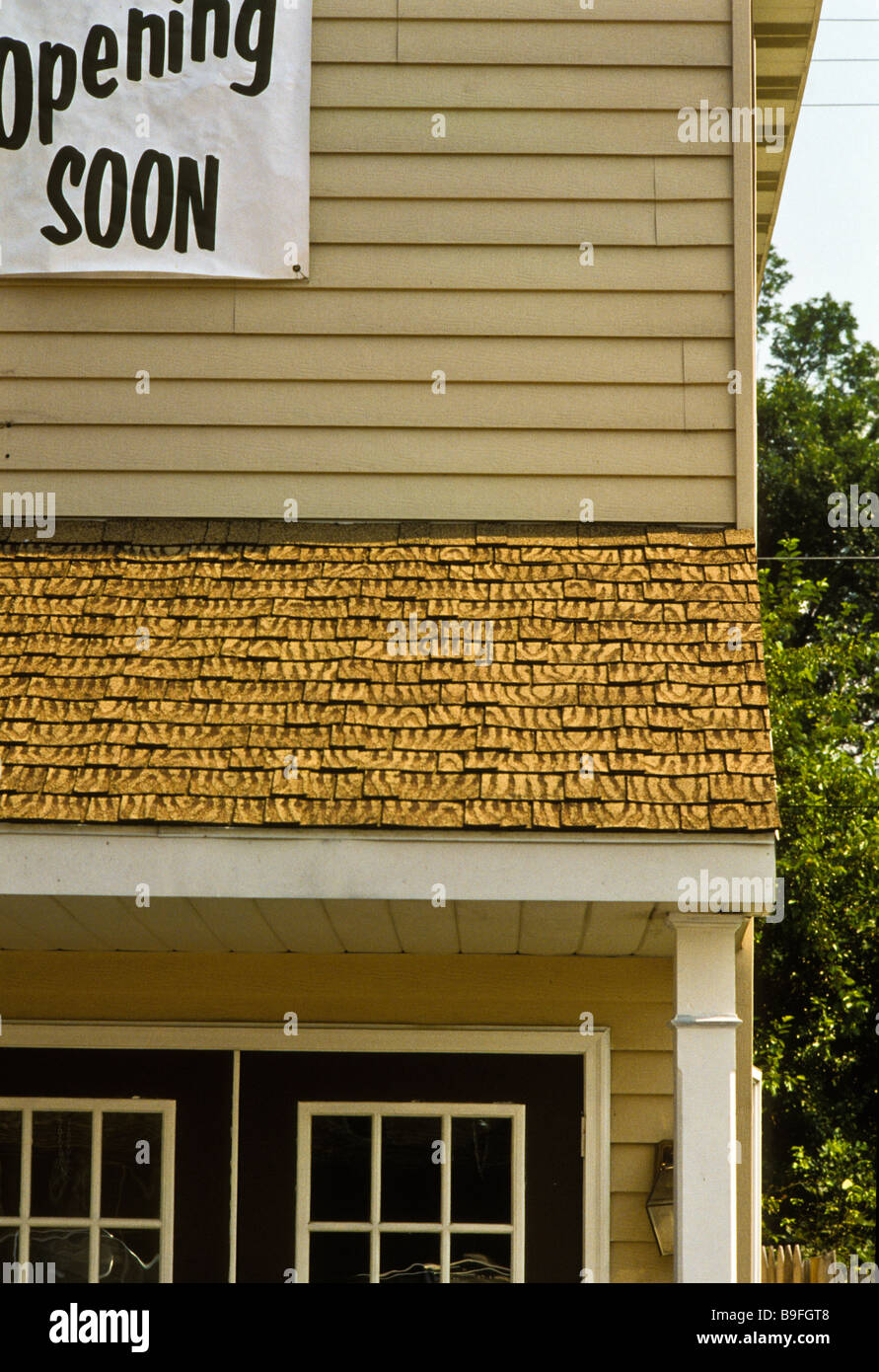 opening soon sign on commercial store building Stock Photo - Alamy