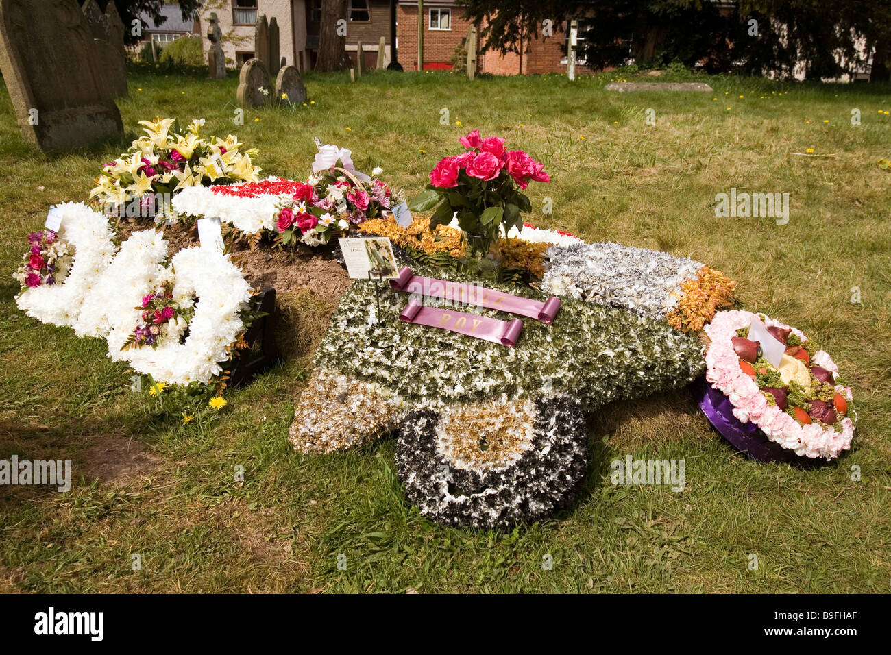 Freshly dug grave hi-res stock photography and images - Alamy