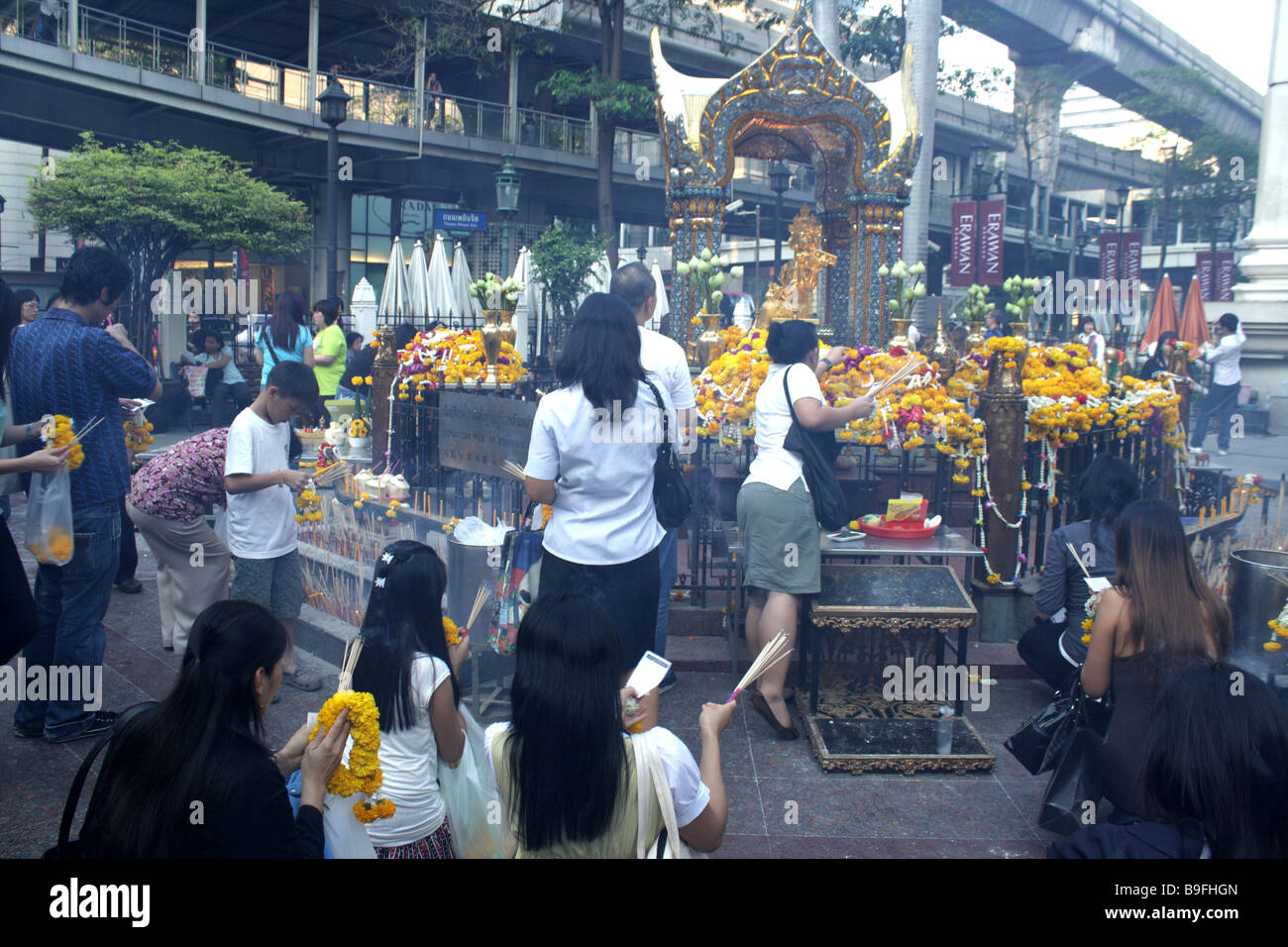 Erawan Hindu Shrine , Bangkok , Thailand Stock Photo - Alamy