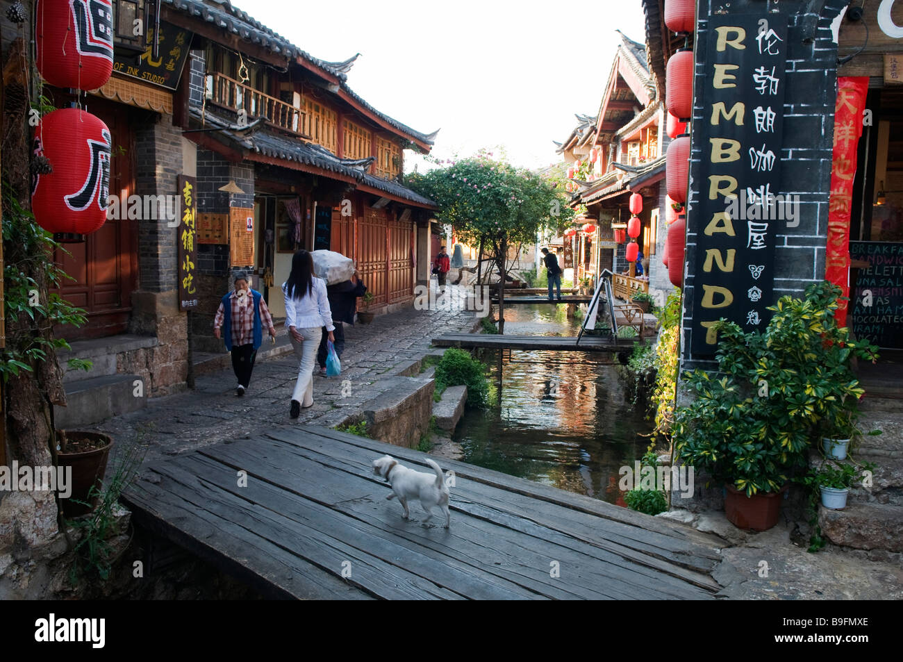 China, Yunnan province. A back street alley in Lijiang town Unesco World Heritage Site Stock ...