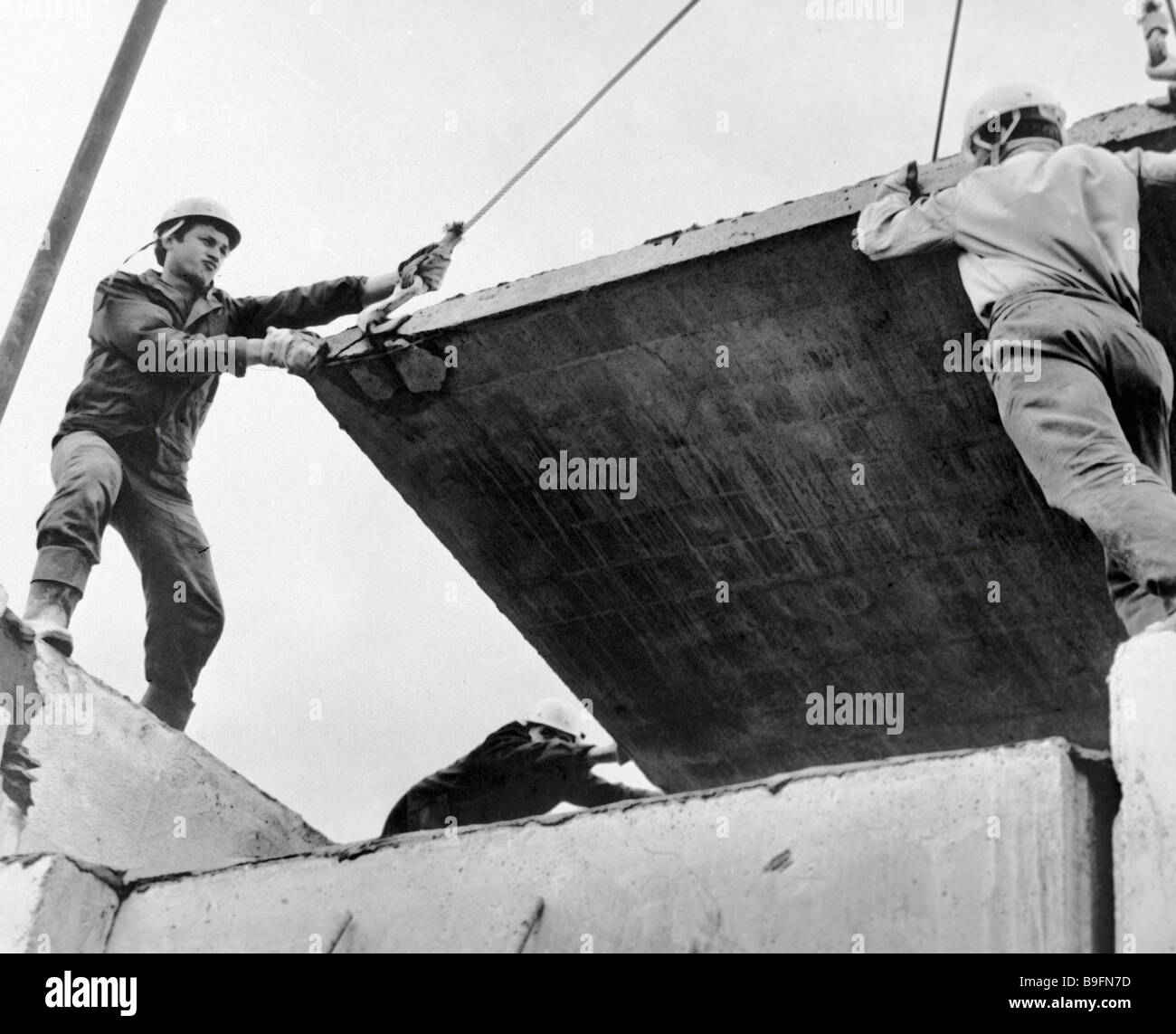 Builders laying down a concrete slab Stock Photo - Alamy