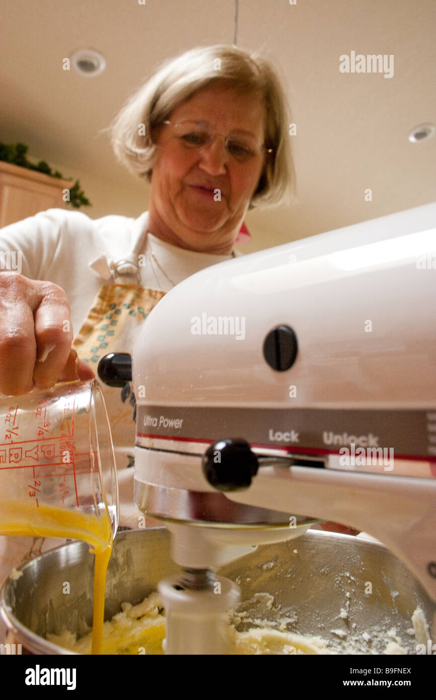 Mom cooking hi-res stock photography and images - Alamy