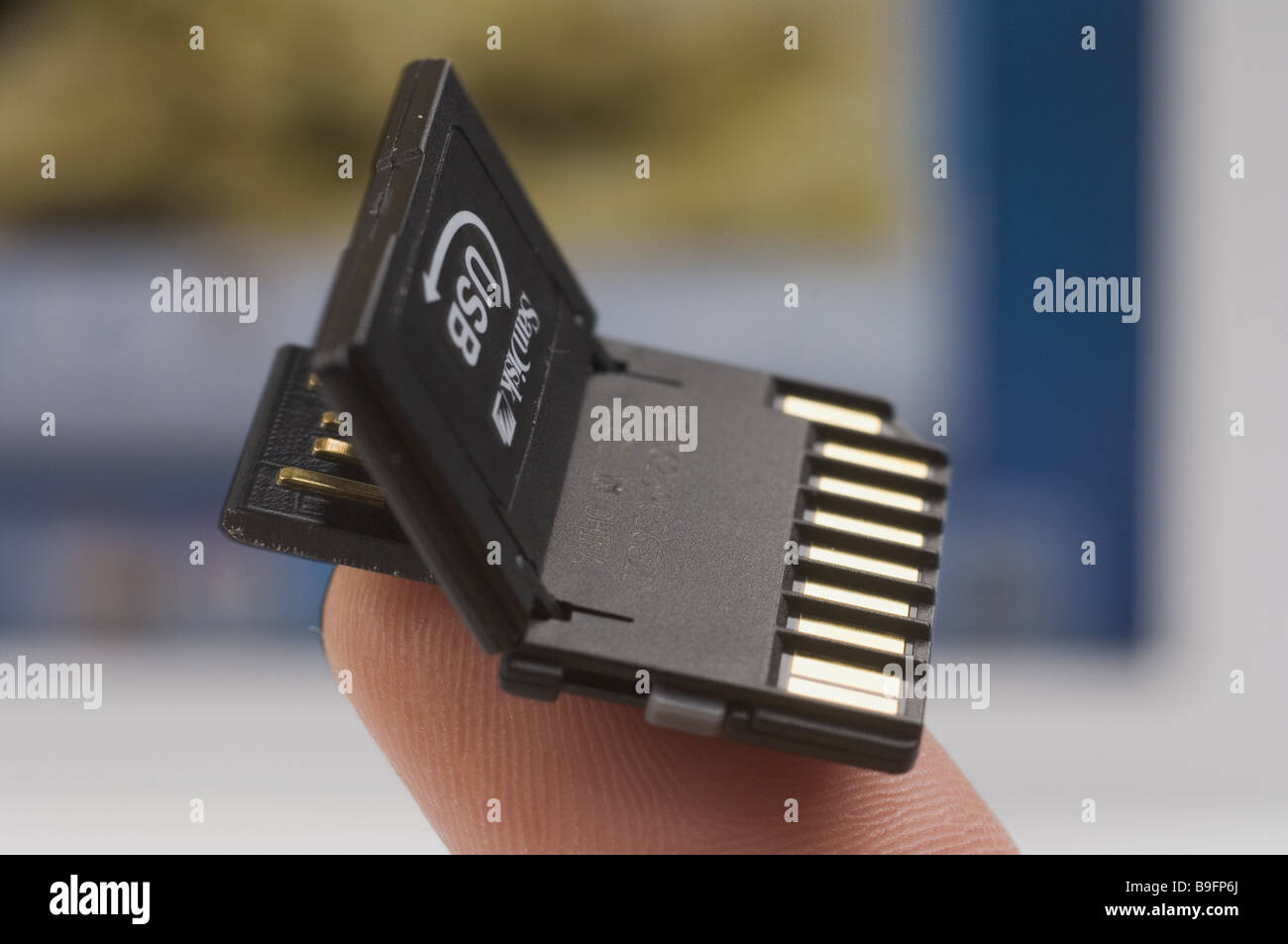 Fingers storage-card SD San-disk ultra II 2 GB holding opens detail no ...