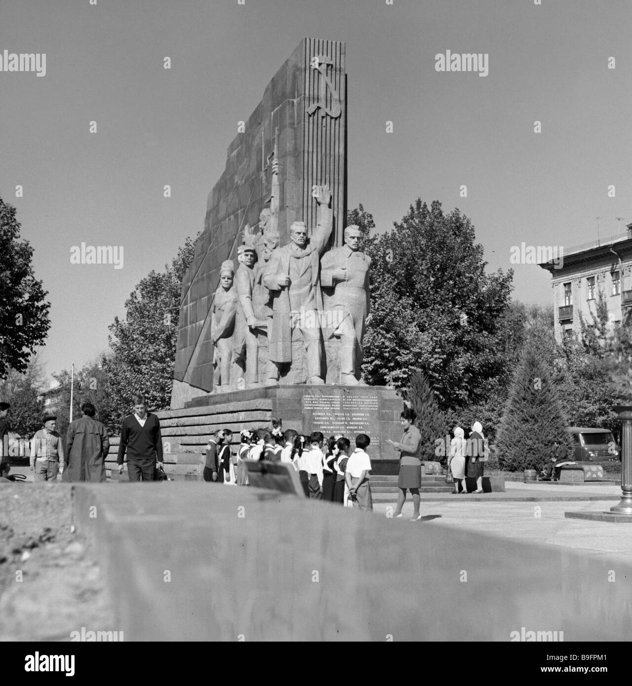 Schoolchildren at the monument to 14 Turkestani commissars Tashkent ...