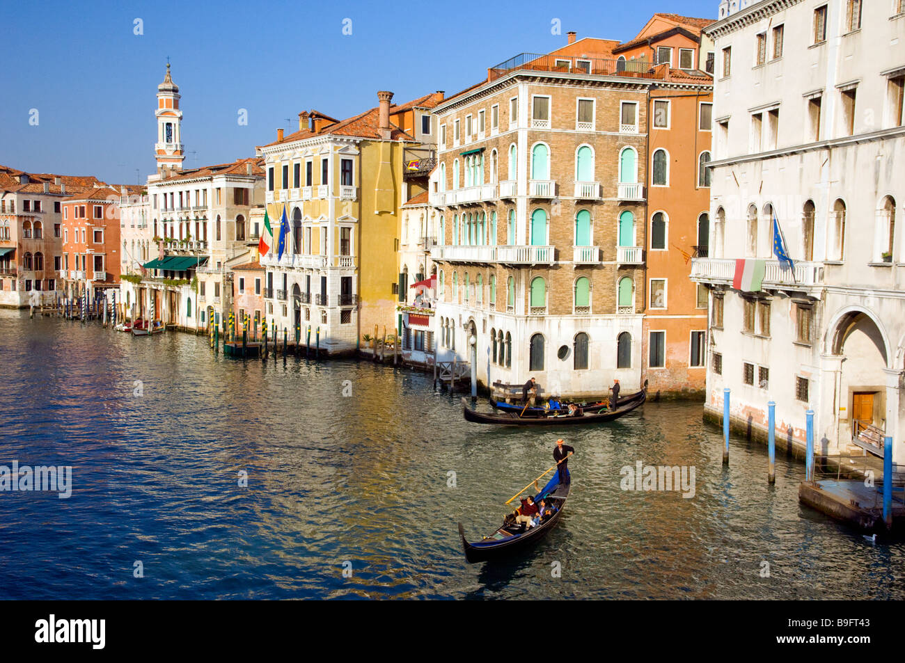 Boats gondolas hi-res stock photography and images - Alamy