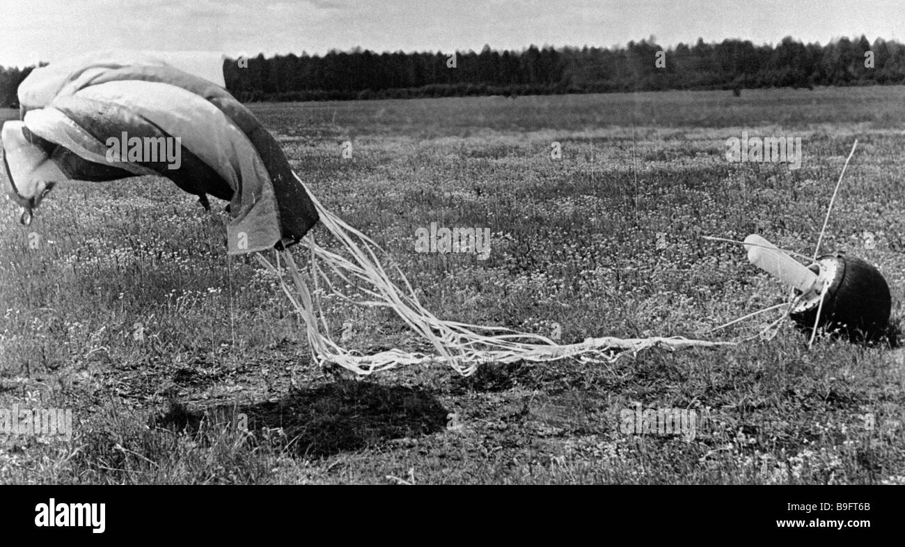 Testing the descending vehicle of the Luna 16 space probe Stock Photo ...