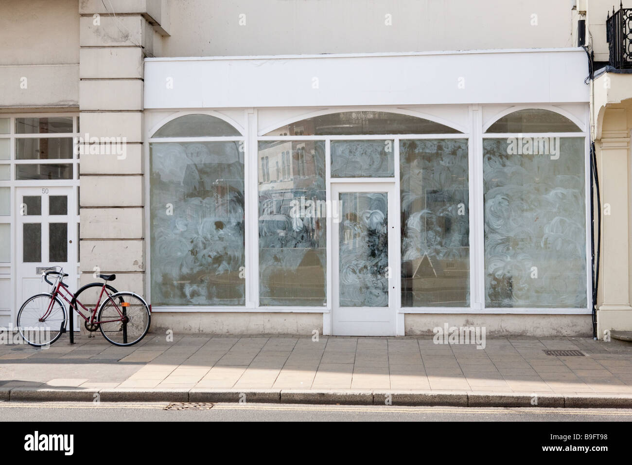 Empty shop hi-res stock photography and images - Alamy
